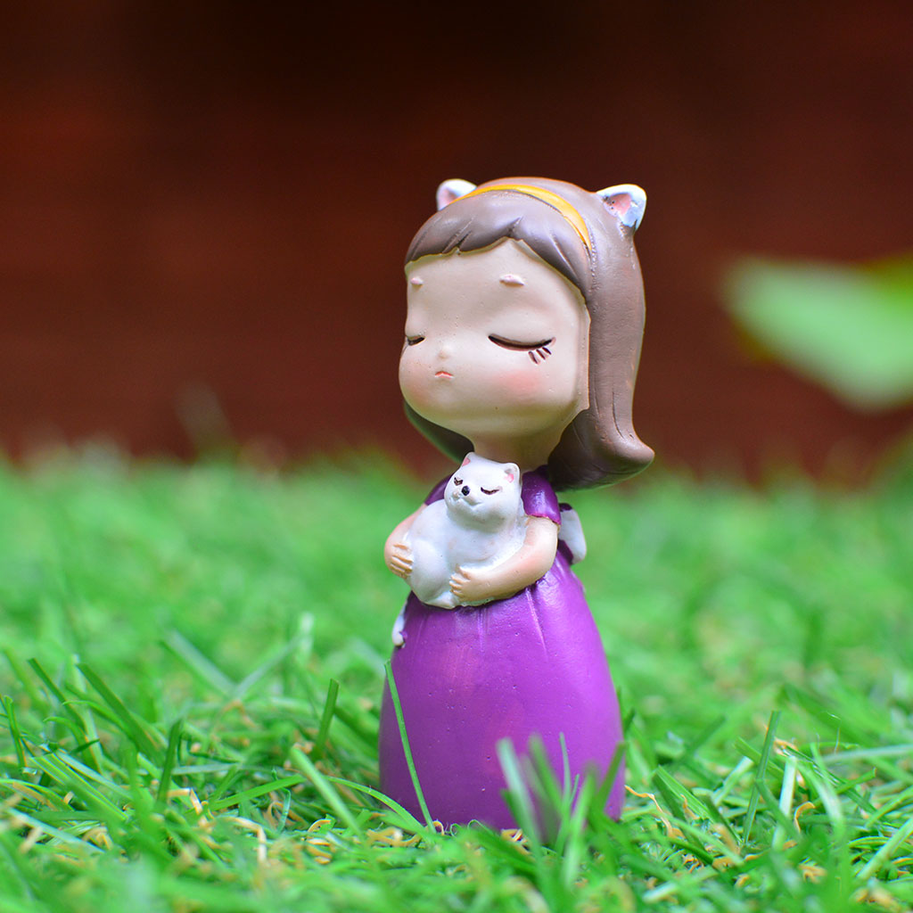 Miniature Damsel's Cat Decor